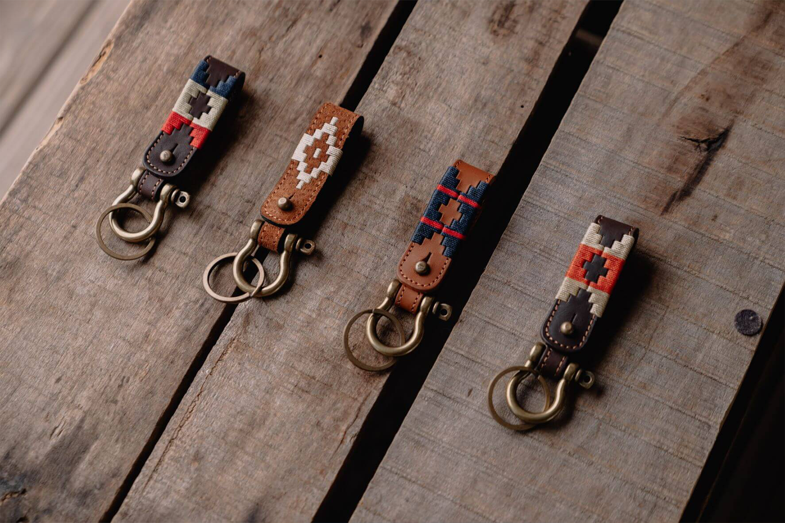 El Campo Handwoven Tan Leather Polo Keychain - La Matera